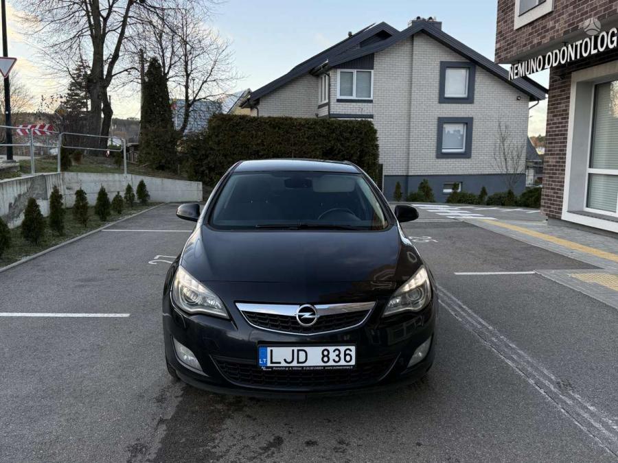 Black Opel Astra 2010 in Alytus, with an engine capacity of 1.69 L and mileage of 280 thousand km for 3300 €, photo 5 on AUTOMOTO.COM.LV