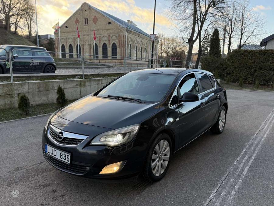 Black Opel Astra 2010 in Alytus, with an engine capacity of 1.69 L and mileage of 280 thousand km for 3300 €, photo 6 on AUTOMOTO.COM.LV