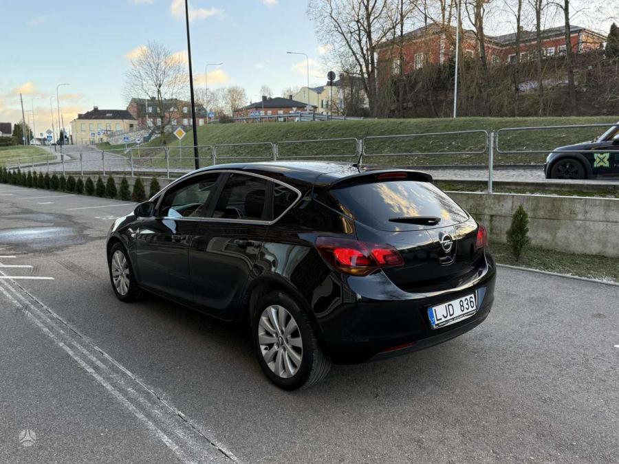 Black Opel Astra 2010 in Alytus, with an engine capacity of 1.69 L and mileage of 280 thousand km for 3300 €, photo 8 on AUTOMOTO.COM.LV