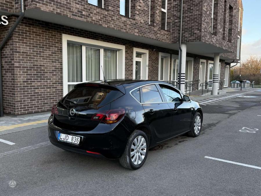 Black Opel Astra 2010 in Alytus, with an engine capacity of 1.69 L and mileage of 280 thousand km for 3300 €, photo 10 on AUTOMOTO.COM.LV