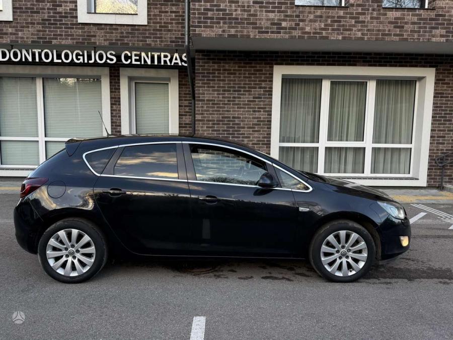 Black Opel Astra 2010 in Alytus, with an engine capacity of 1.69 L and mileage of 280 thousand km for 3300 €, photo 11 on AUTOMOTO.COM.LV