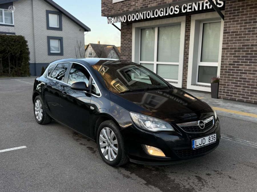 Black Opel Astra 2010 in Alytus, with an engine capacity of 1.69 L and mileage of 280 thousand km for 3300 €, photo 12 on AUTOMOTO.COM.LV