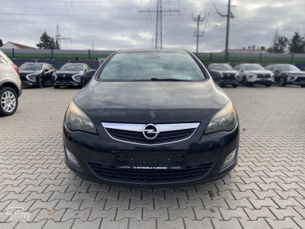 Black Opel Astra 2010 in Kaunas, with an engine capacity of 1.40 L and mileage of 190 thousand km for 2999 €, photo 2 on AUTOMOTO.COM.LV
