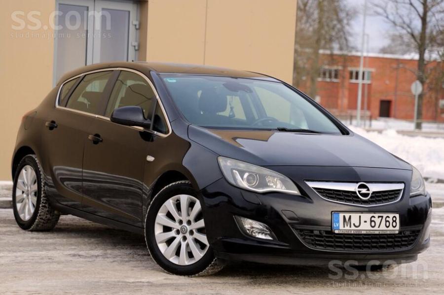 Black Opel Astra 2010 in Tukums, with an engine capacity of 2.00 L and mileage of 202 thousand km for 3850 €, photo 3 on AUTOMOTO.COM.LV