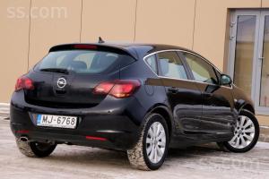 Black Opel Astra 2010 in Tukums, with an engine capacity of 2.00 L and mileage of 202 thousand km for 3850 €, photo 4 on AUTOMOTO.COM.LV