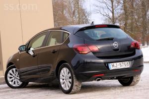 Black Opel Astra 2010 in Tukums, with an engine capacity of 2.00 L and mileage of 202 thousand km for 3850 €, photo 5 on AUTOMOTO.COM.LV