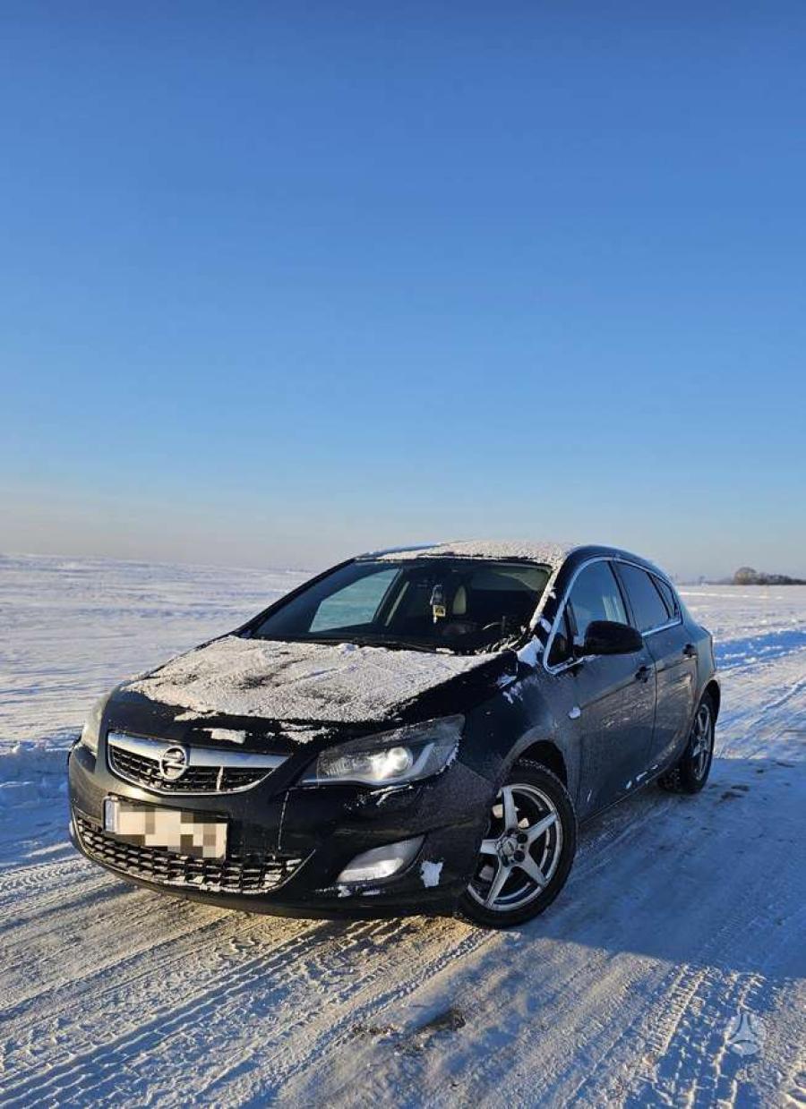 Black Opel Astra 2010 in Siauliai, with an engine capacity of 1.96 L and mileage of 300 thousand km for 4300 €, photo 1 on AUTOMOTO.COM.LV