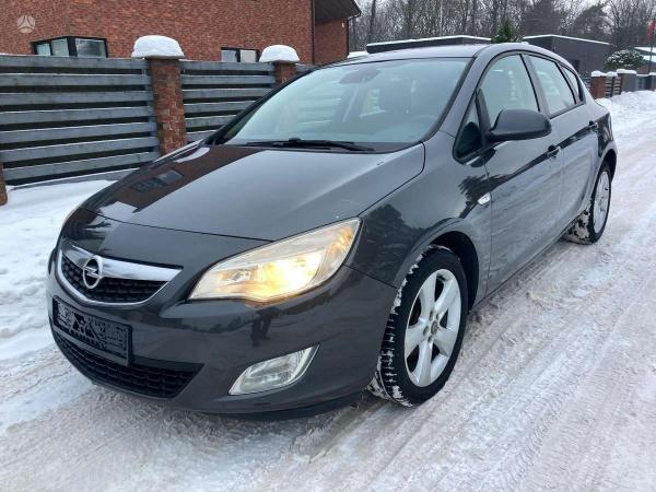 Black Opel Astra 2010 in Kaunas, with an engine capacity of 1.40 L and mileage of 165 thousand km for 3150 €, photo 1 on AUTOMOTO.COM.LV