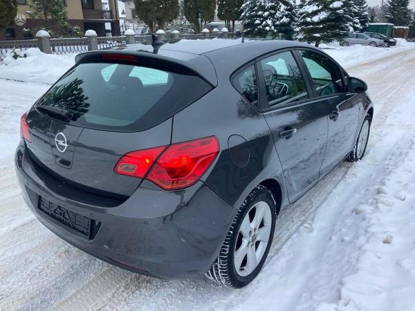 Black Opel Astra 2010 in Kaunas, with an engine capacity of 1.40 L and mileage of 165 thousand km for 3150 €, photo 3 on AUTOMOTO.COM.LV