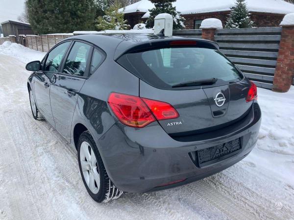 Black Opel Astra 2010 in Kaunas, with an engine capacity of 1.40 L and mileage of 165 thousand km for 3150 €, photo 5 on AUTOMOTO.COM.LV
