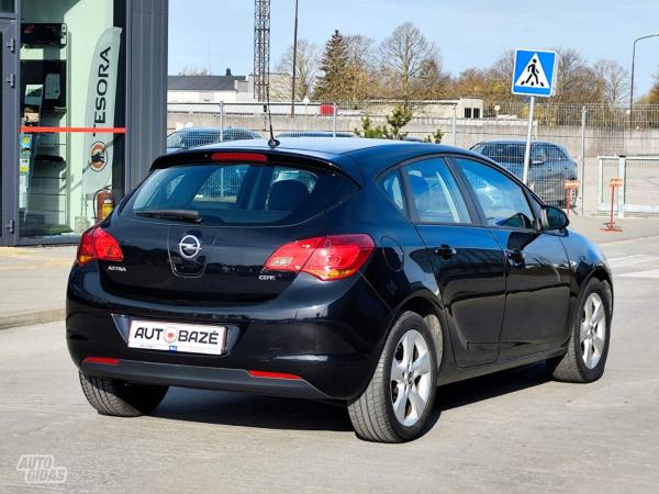 Black Opel Astra 2010 in Siauliai, with an engine capacity of 1.70 L and mileage of 280 thousand km for 3650 €, photo 4 on AUTOMOTO.COM.LV