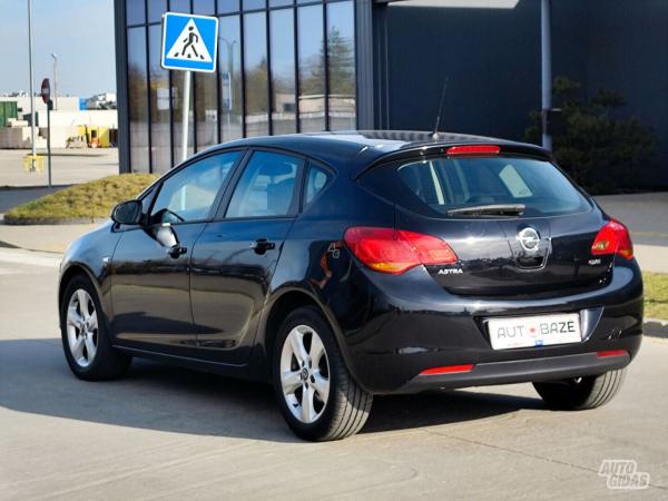 Black Opel Astra 2010 in Siauliai, with an engine capacity of 1.70 L and mileage of 280 thousand km for 3650 €, photo 5 on AUTOMOTO.COM.LV