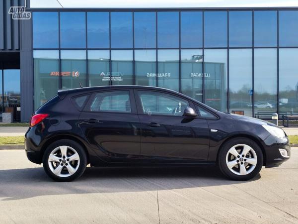 Black Opel Astra 2010 in Siauliai, with an engine capacity of 1.70 L and mileage of 280 thousand km for 3650 €, photo 7 on AUTOMOTO.COM.LV