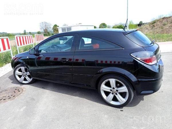 Black Opel Astra 2010 in Riga, with an engine capacity of 1.60 L and mileage of 113 thousand km for 4800 €, photo 1 on AUTOMOTO.COM.LV