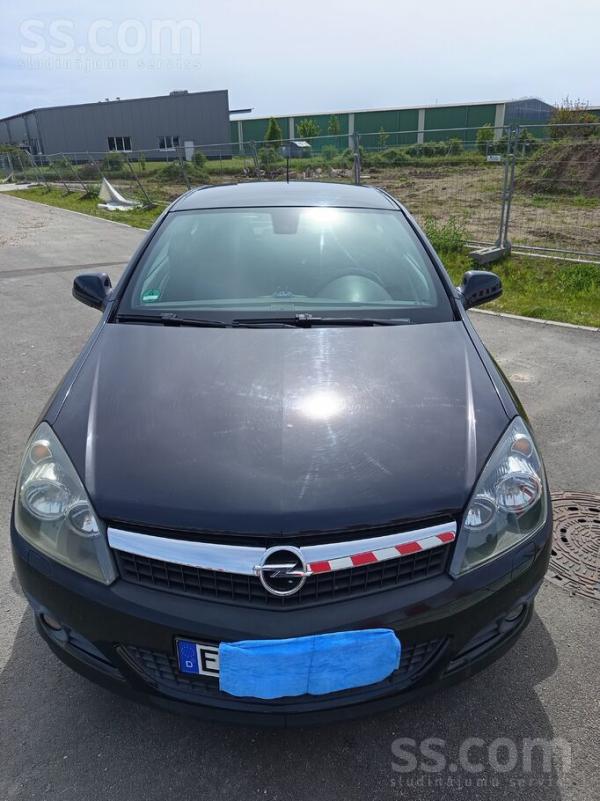 Black Opel Astra 2010 in Riga, with an engine capacity of 1.60 L and mileage of 113 thousand km for 4800 €, photo 5 on AUTOMOTO.COM.LV