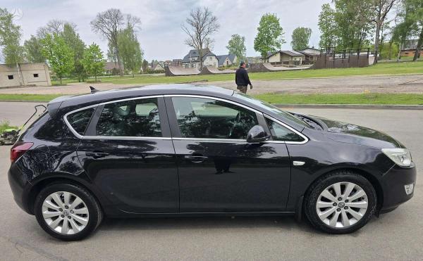 Melns Opel Astra 2010 Tauragė, ar dzinēja tilpumu 1.69 L un nobraukumu 293 tūkst. km par 3200 €, foto 4 vietnē AUTOMOTO.COM.LV