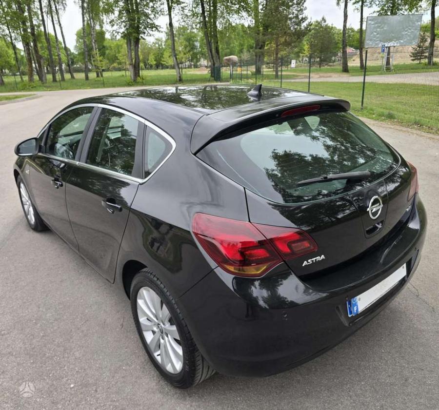 Melns Opel Astra 2010 Tauragė, ar dzinēja tilpumu 1.69 L un nobraukumu 293 tūkst. km par 3200 €, foto 8 vietnē AUTOMOTO.COM.LV