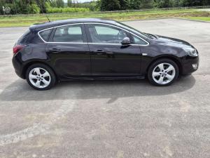 Melns Opel Astra 2010 Kauņa, ar dzinēja tilpumu 1.69 L un nobraukumu 130 tūkst. km par 3250 €, foto  vietnē AUTOMOTO.COM.LV