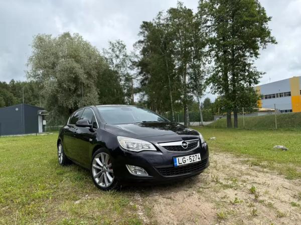 Black Opel Astra 2010 in Riga, with an engine capacity of 1.70 L and mileage of 274 thousand km for 3000 €, photo 1 on AUTOMOTO.COM.LV
