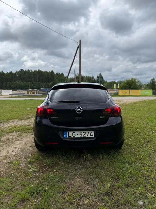 Black Opel Astra 2010 in Riga, with an engine capacity of 1.70 L and mileage of 274 thousand km for 3000 €, photo 4 on AUTOMOTO.COM.LV