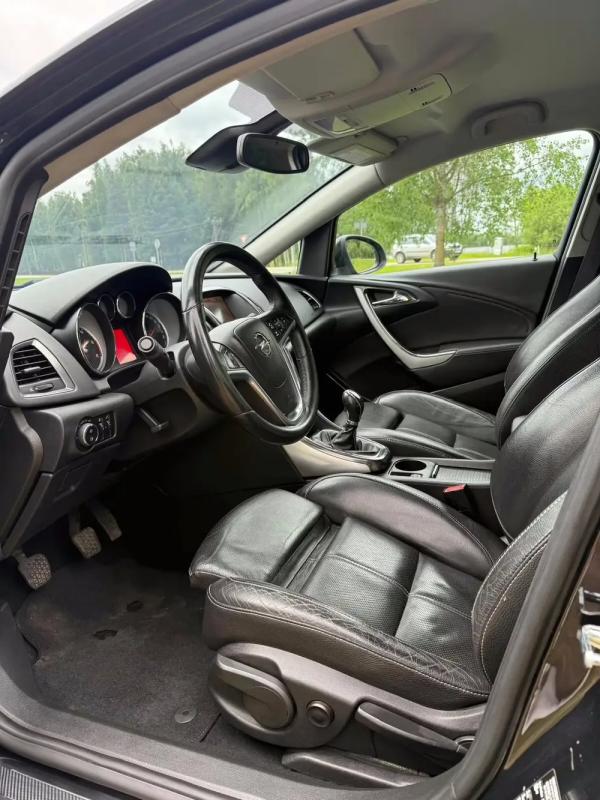 Black Opel Astra 2010 in Riga, with an engine capacity of 1.70 L and mileage of 274 thousand km for 3000 €, photo 5 on AUTOMOTO.COM.LV