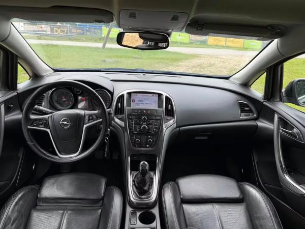 Black Opel Astra 2010 in Riga, with an engine capacity of 1.70 L and mileage of 274 thousand km for 3000 €, photo 10 on AUTOMOTO.COM.LV
