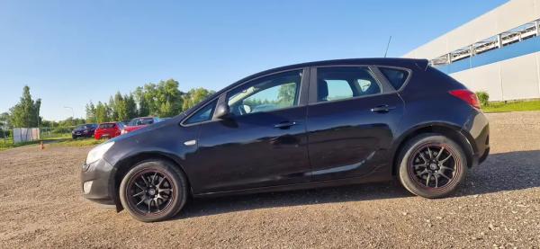 Black Opel Astra 2010 in Daugavpils, with an engine capacity of 1.70 L and mileage of 321 thousand km for 2950 €, photo 2 on AUTOMOTO.COM.LV