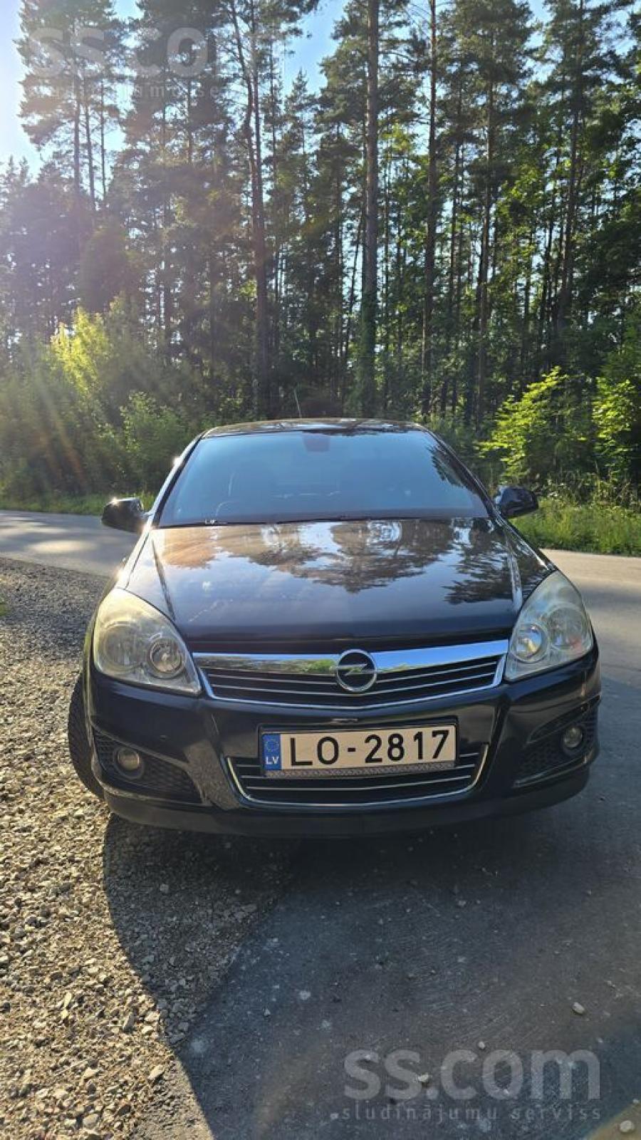 Black Opel Astra 2010 in Riga, with an engine capacity of 1.60 L and mileage of 213 thousand km for 2850 €, photo 1 on AUTOMOTO.COM.LV