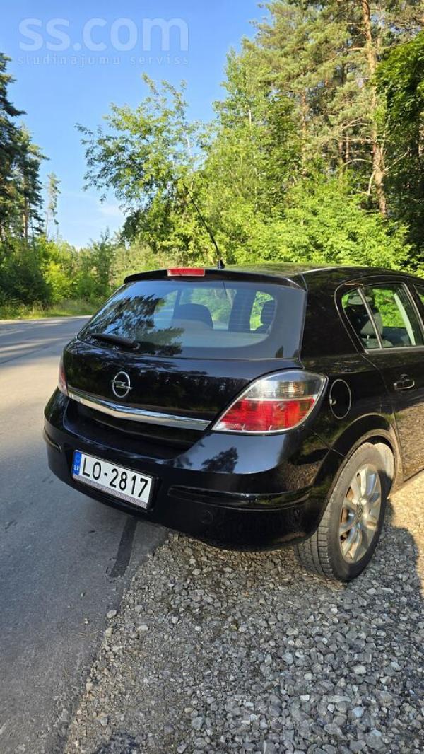 Black Opel Astra 2010 in Riga, with an engine capacity of 1.60 L and mileage of 213 thousand km for 2850 €, photo 2 on AUTOMOTO.COM.LV