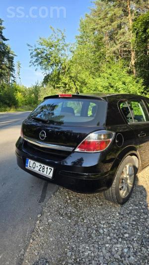 Black Opel Astra 2010 in Riga, with an engine capacity of 1.60 L and mileage of 213 thousand km for 2850 €, photo 3 on AUTOMOTO.COM.LV