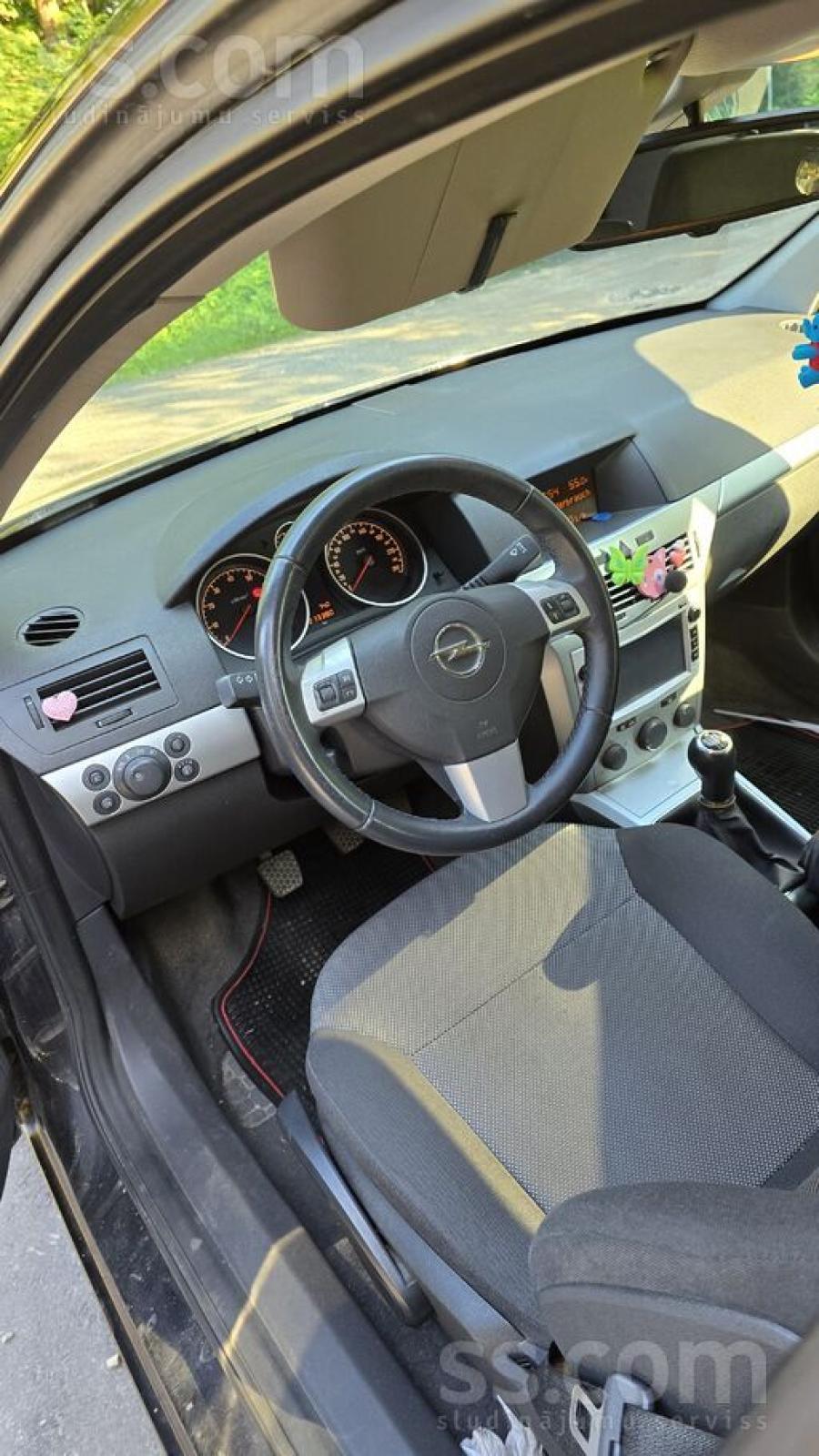 Black Opel Astra 2010 in Riga, with an engine capacity of 1.60 L and mileage of 213 thousand km for 2850 €, photo 4 on AUTOMOTO.COM.LV