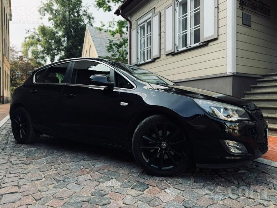 Black Opel Astra 2010 in Cesis, with an engine capacity of 2.00 L and mileage of 0 thousand km for 4750 €, photo 3 on AUTOMOTO.COM.LV