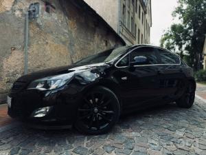 Black Opel Astra 2010 in Cesis, with an engine capacity of 2.00 L and mileage of 0 thousand km for 4750 €, photo 5 on AUTOMOTO.COM.LV