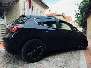 Black Opel Astra 2010 in Cesis, with an engine capacity of 2.00 L and mileage of 0 thousand km for 4750 €, photo 7 on AUTOMOTO.COM.LV