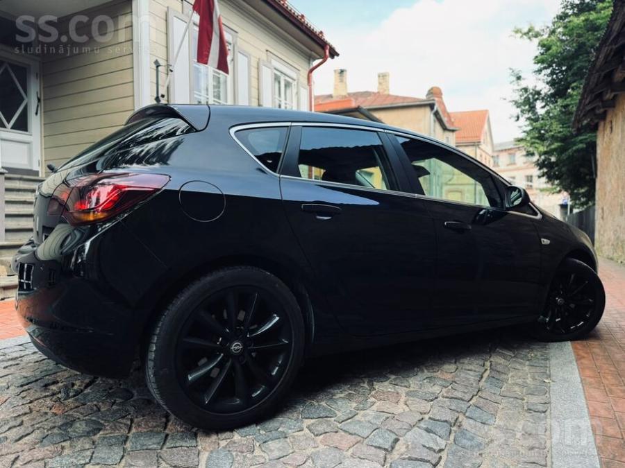 Black Opel Astra 2010 in Cesis, with an engine capacity of 2.00 L and mileage of 0 thousand km for 4750 €, photo 7 on AUTOMOTO.COM.LV