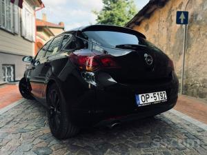 Black Opel Astra 2010 in Cesis, with an engine capacity of 2.00 L and mileage of 0 thousand km for 4750 €, photo 8 on AUTOMOTO.COM.LV