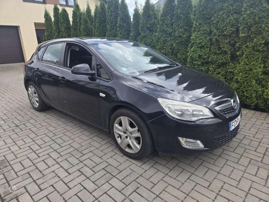 Black Opel Astra 2010 in Kaunas, with an engine capacity of 1.69 L and mileage of 214 thousand km for 1500 €, photo 1 on AUTOMOTO.COM.LV