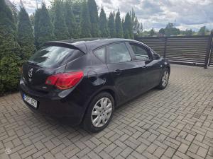 Black Opel Astra 2010 in Kaunas, with an engine capacity of 1.69 L and mileage of 214 thousand km for 1500 €, photo 3 on AUTOMOTO.COM.LV
