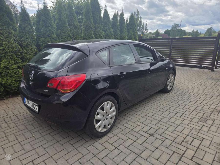 Black Opel Astra 2010 in Kaunas, with an engine capacity of 1.69 L and mileage of 214 thousand km for 1500 €, photo 3 on AUTOMOTO.COM.LV