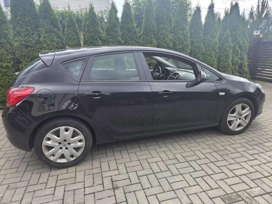 Black Opel Astra 2010 in Kaunas, with an engine capacity of 1.69 L and mileage of 214 thousand km for 1500 €, photo 4 on AUTOMOTO.COM.LV