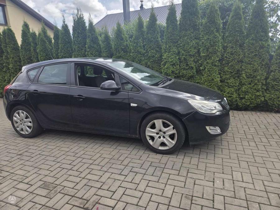 Black Opel Astra 2010 in Kaunas, with an engine capacity of 1.69 L and mileage of 214 thousand km for 1500 €, photo 5 on AUTOMOTO.COM.LV