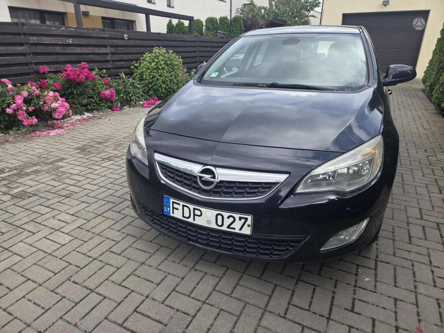 Black Opel Astra 2010 in Kaunas, with an engine capacity of 1.69 L and mileage of 214 thousand km for 1500 €, photo 6 on AUTOMOTO.COM.LV