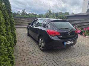Black Opel Astra 2010 in Kaunas, with an engine capacity of 1.69 L and mileage of 214 thousand km for 1500 €, photo 8 on AUTOMOTO.COM.LV