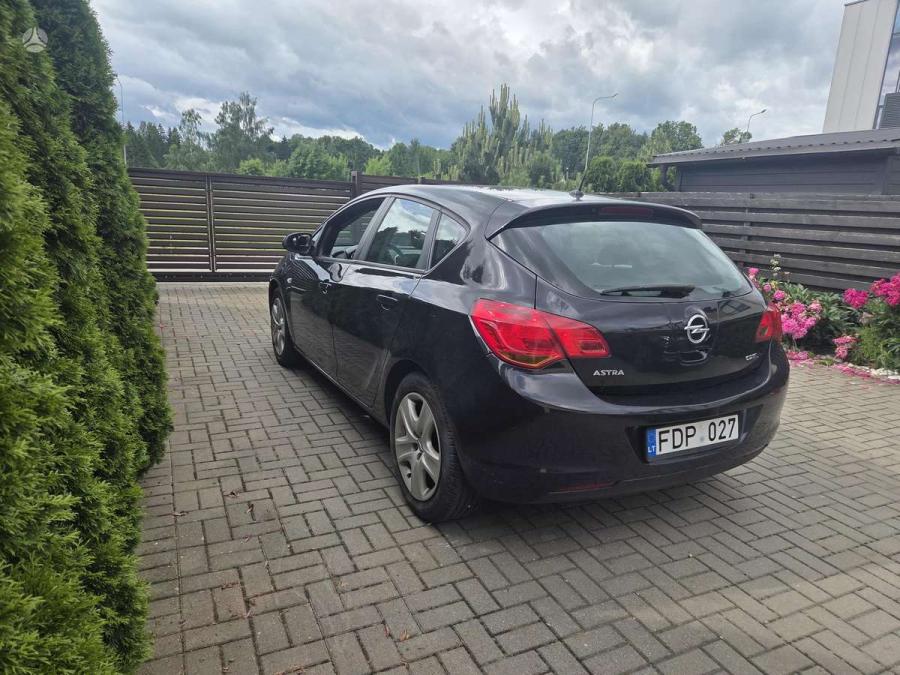 Black Opel Astra 2010 in Kaunas, with an engine capacity of 1.69 L and mileage of 214 thousand km for 1500 €, photo 8 on AUTOMOTO.COM.LV