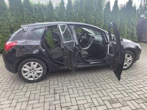 Black Opel Astra 2010 in Kaunas, with an engine capacity of 1.69 L and mileage of 214 thousand km for 1500 €, photo 13 on AUTOMOTO.COM.LV