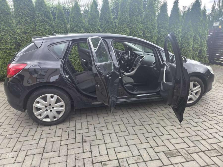 Black Opel Astra 2010 in Kaunas, with an engine capacity of 1.69 L and mileage of 214 thousand km for 1500 €, photo 13 on AUTOMOTO.COM.LV