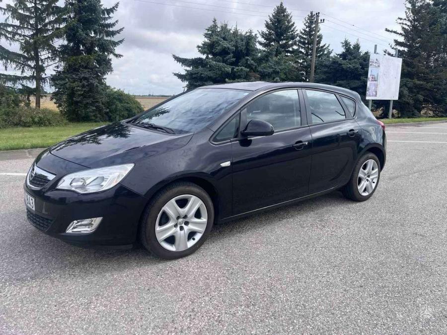 Black Opel Astra 2010 in Marijampole, with an engine capacity of 1.60 L and mileage of 152 thousand km for 3690 €, photo 5 on AUTOMOTO.COM.LV