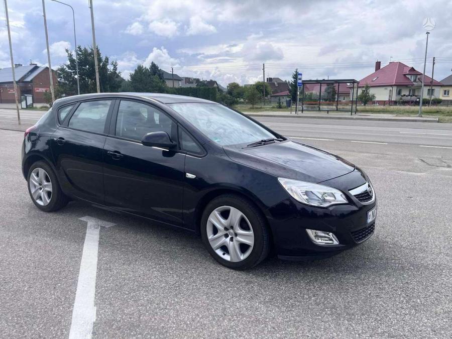 Black Opel Astra 2010 in Marijampole, with an engine capacity of 1.60 L and mileage of 152 thousand km for 3690 €, photo 6 on AUTOMOTO.COM.LV