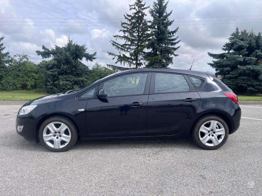 Black Opel Astra 2010 in Marijampole, with an engine capacity of 1.60 L and mileage of 152 thousand km for 3690 €, photo 7 on AUTOMOTO.COM.LV
