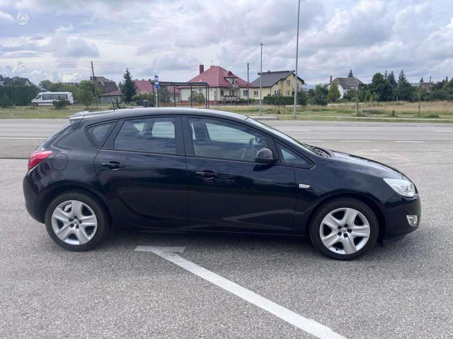 Black Opel Astra 2010 in Marijampole, with an engine capacity of 1.60 L and mileage of 152 thousand km for 3690 €, photo 8 on AUTOMOTO.COM.LV